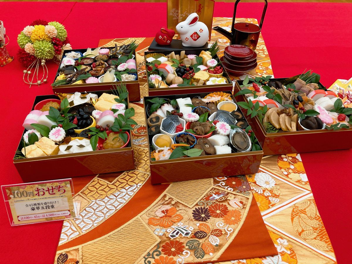 「全部100円…！」【100円ローソン】の“プチおせち”が今年もスゴかった。史上最多の45種類がラインナップ！ | TRILL【トリル】