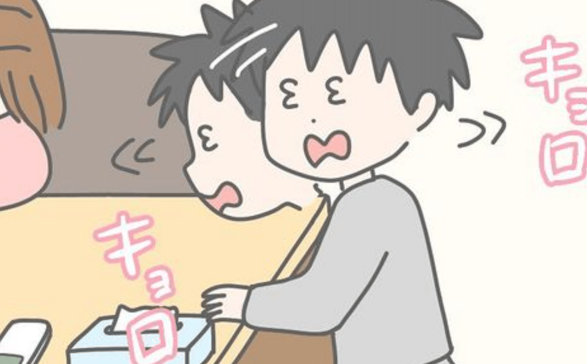 寝ぼけながらメガネを探す夫→テーブルを手探りするも見つからないワケに、妻「ニタァ…」 | TRILL【トリル】