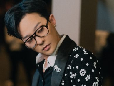 G-DRAGONが“CHANELの男”としてパリを虜に…かつて熱愛説のジェニーとはニアミス？【PHOTO】 | TRILL【トリル】