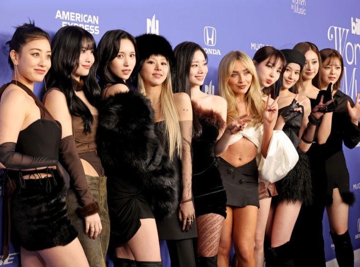 サブリナ・カーペンターがTWICEの一員に!?グループ集合写真にしれっと混ざる | TRILL【トリル】