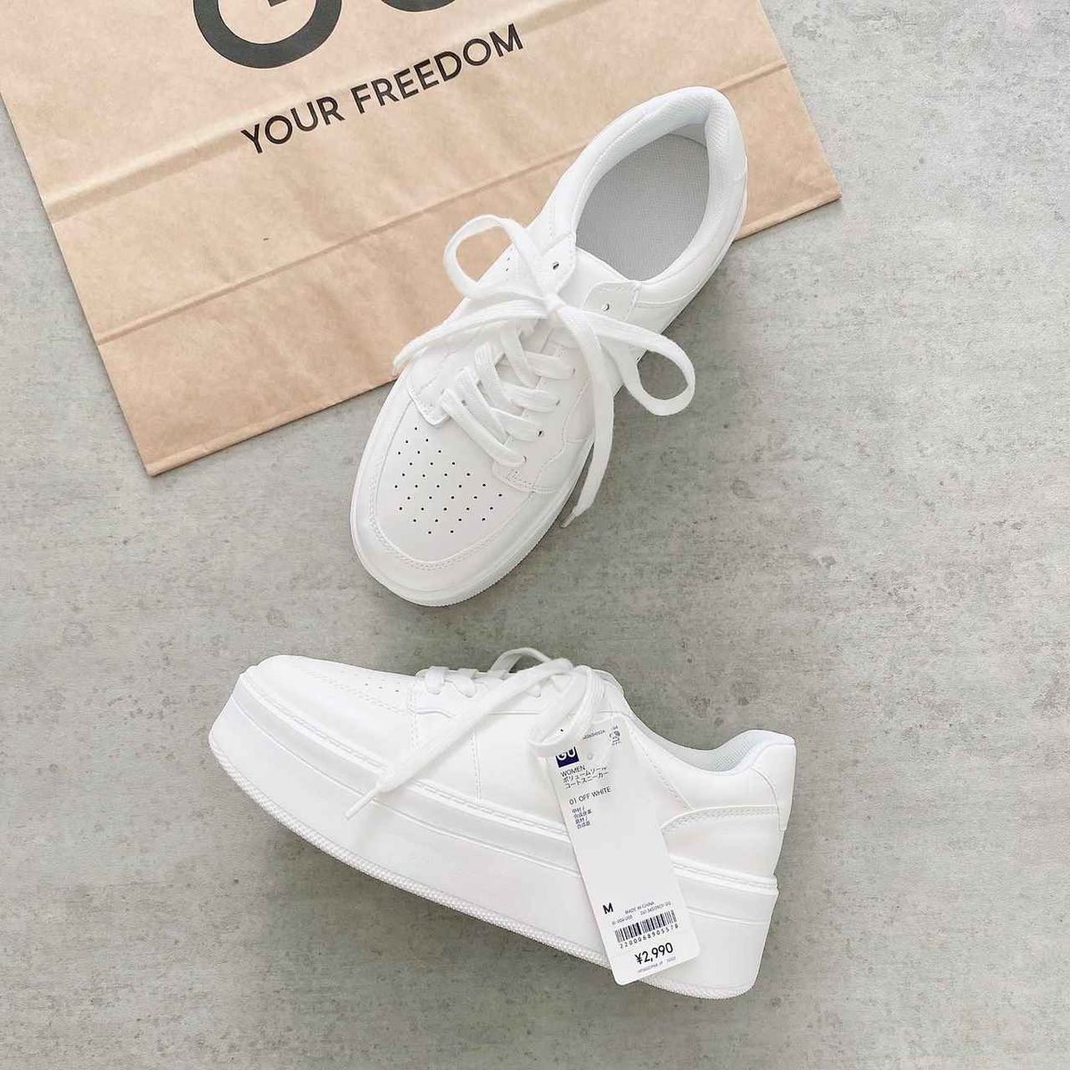 ＜在庫消える前に急げーーッ!!＞【GU】“被り買い”多発中！「白スニーカー」が密かに話題に！ | TRILL【トリル】