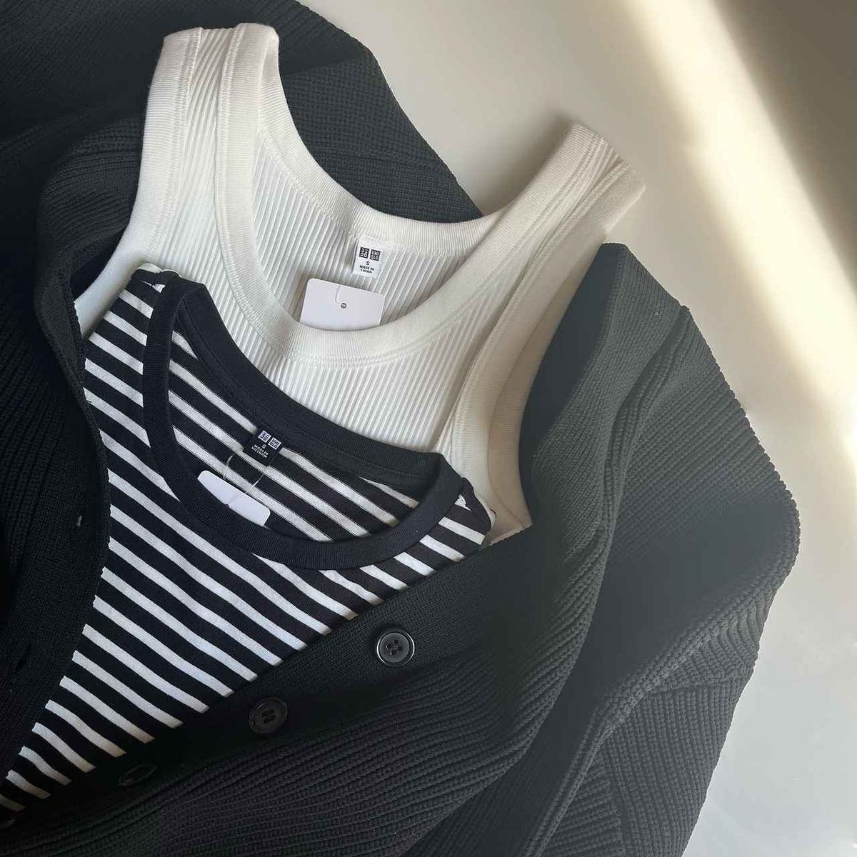 やっぱ「モノトーン」強ぇえ！！【ユニクロ】チラ見せインナーとしても 「高見えトップス」 | TRILL【トリル】