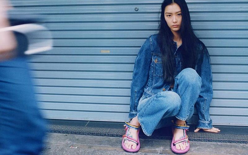 「クロエ」と「Teva」が驚きのコラボ！遊び心のあるカラフルなサンダルが大人可愛すぎる…♡ | TRILL【トリル】