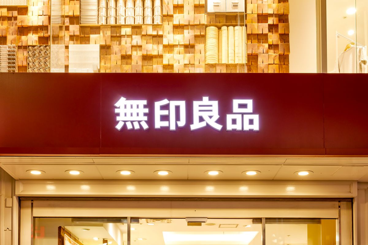 【無印良品】「安くてびっくり」「私もほしい」1990円とは思えない優秀シャツに出会いました…！ | TRILL【トリル】