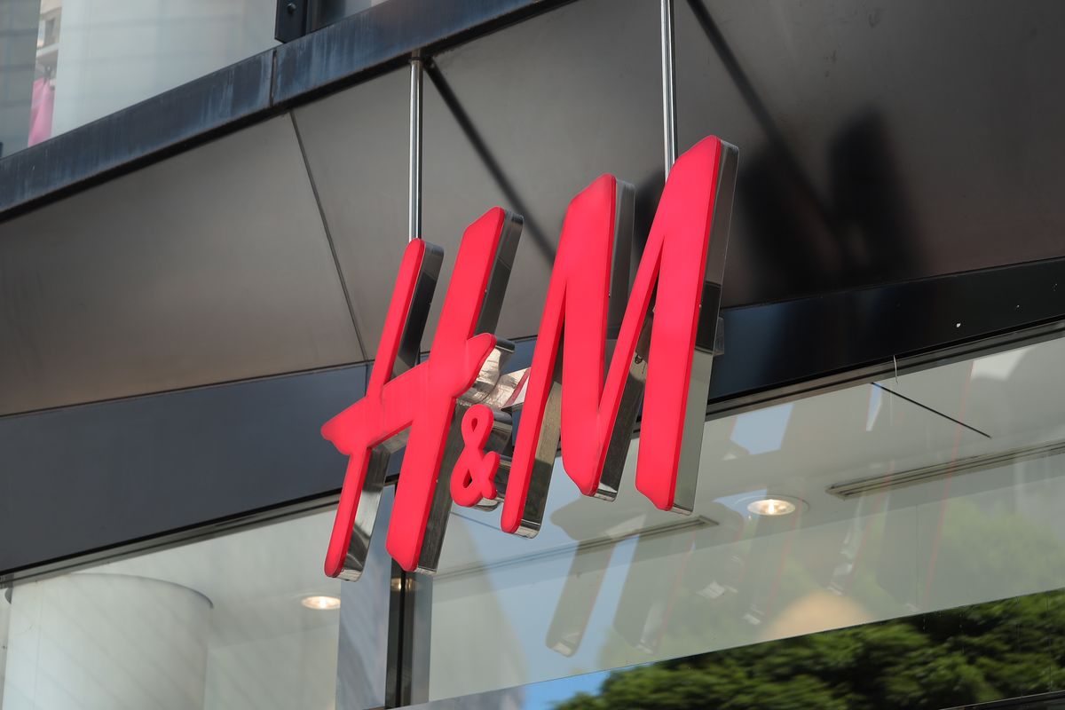 「夏の間、もう手放せない…！」【H&M】の“1280円Tシャツ”が最高。1枚でサマになる名品でした！ | TRILL【トリル】