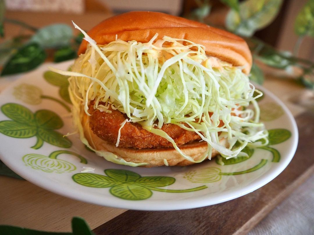 やっぱ【モス】は裏切らない！迷ったらコレ♡ パックパク止まんない「定番バーガー」 | TRILL【トリル】