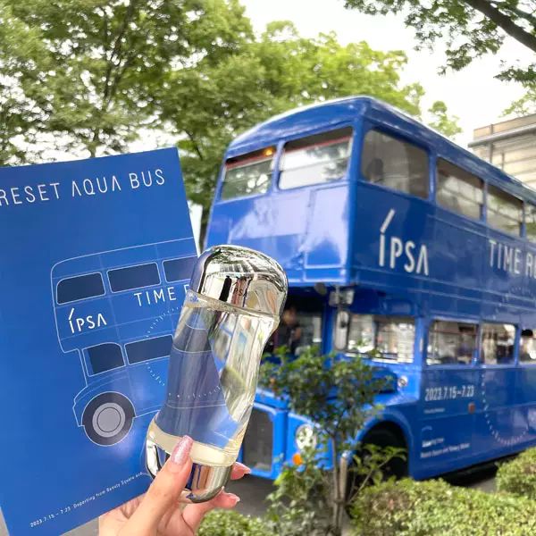 「IPSA」のアイテムが試せる青いバスが表参道エリアに登場！人気化粧水のビッグサイズもお得に買えちゃう | TRILL【トリル】