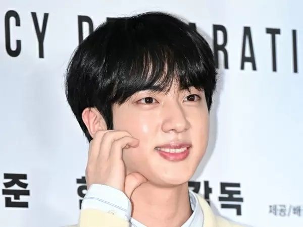 兵役中のBTS・JIN、海外女性ファンを強盗から救っていた!?「携帯電話を奪われたのだが…」 | TRILL【トリル】