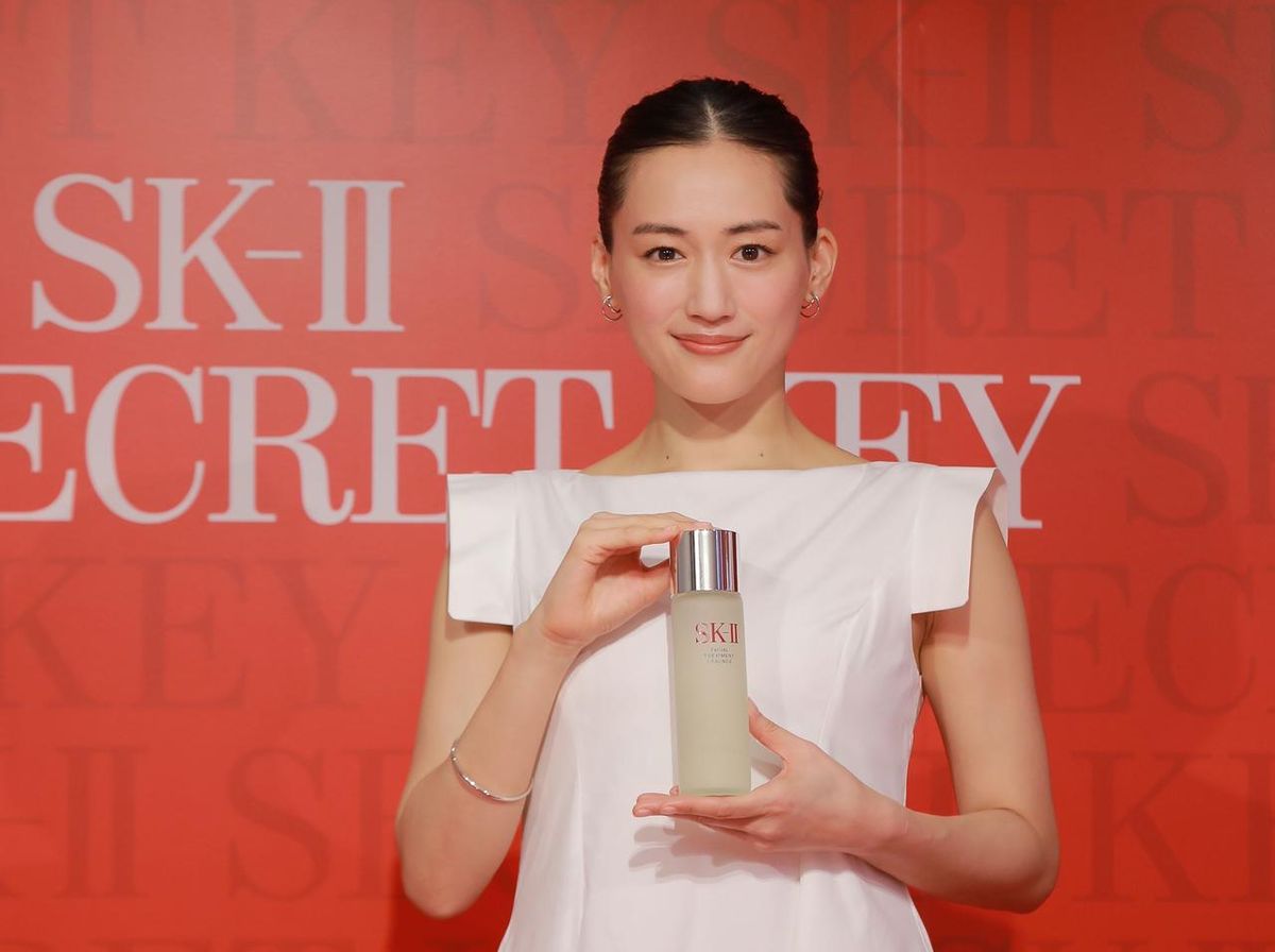 綾瀬はるか、SK-IIのイベントで肌年齢「27歳」と公開 | TRILL【トリル】