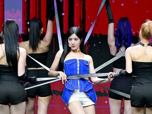 “水浴びフェス”で夏の女神となったIZ*ONE出身クォン・ウンビ、新曲パフォーマンスで魅力UP | TRILL【トリル】