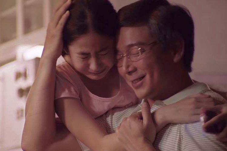 【感動動画】母を亡くし悲しみに暮れる少女に届いた母からのLINE これは涙なしでは見られない | TRILL【トリル】