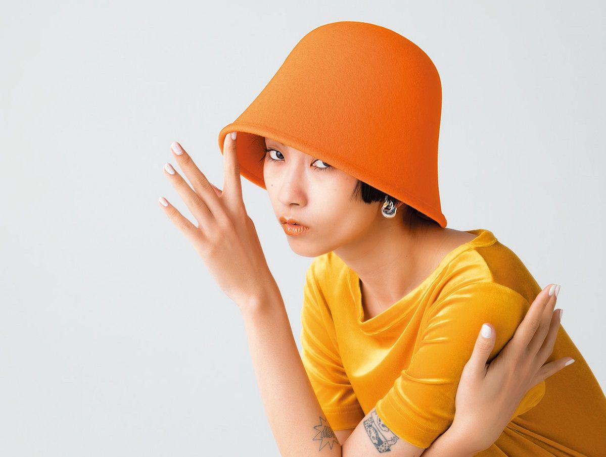 Y2Kブームで再びトレンドに！ “原色アイテム”を着こなしたい | TRILL【トリル】