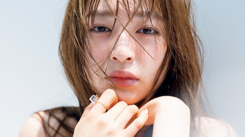 太ももが美しすぎ♡上西星来、抜群のスタイルで大胆ポーズを披露！ | TRILL【トリル】