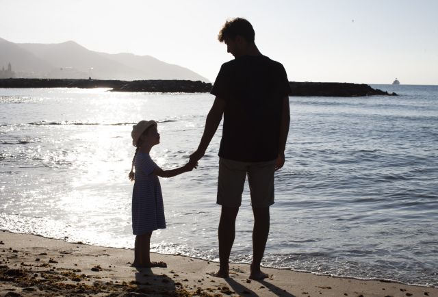 突然、3歳娘がパパに伝えた「ありがとう」 その“裏側にあったエピソード”に「幸せな家族」「ほっこりした」の声 | TRILL【トリル】