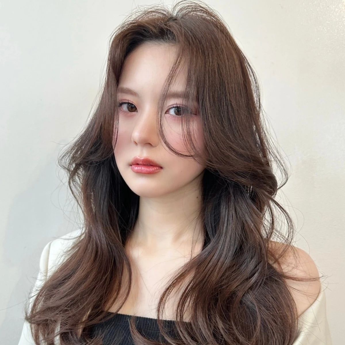 【小顔見せを叶える】大人っぽさ抜群の韓国風ローレイヤーロング | TRILL【トリル】