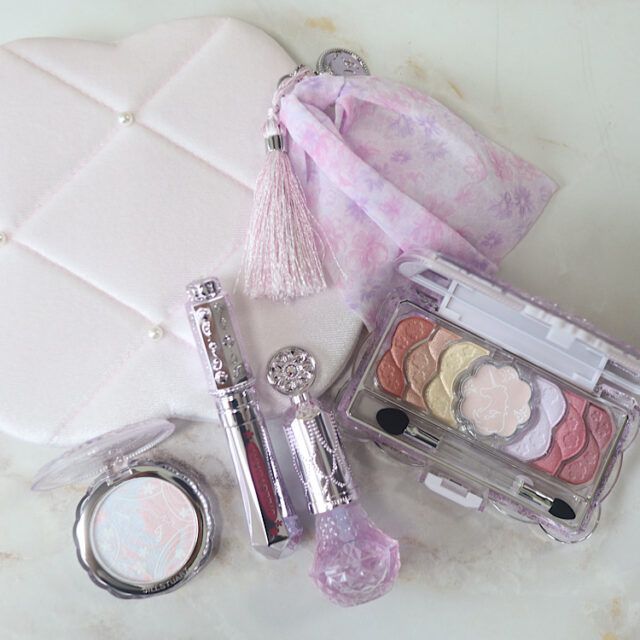 ジルスチュアートの「2023年クリスマスコフレ」全色スウォッチ！イエベ、ブルベ別のおすすめも紹介 | TRILL【トリル】