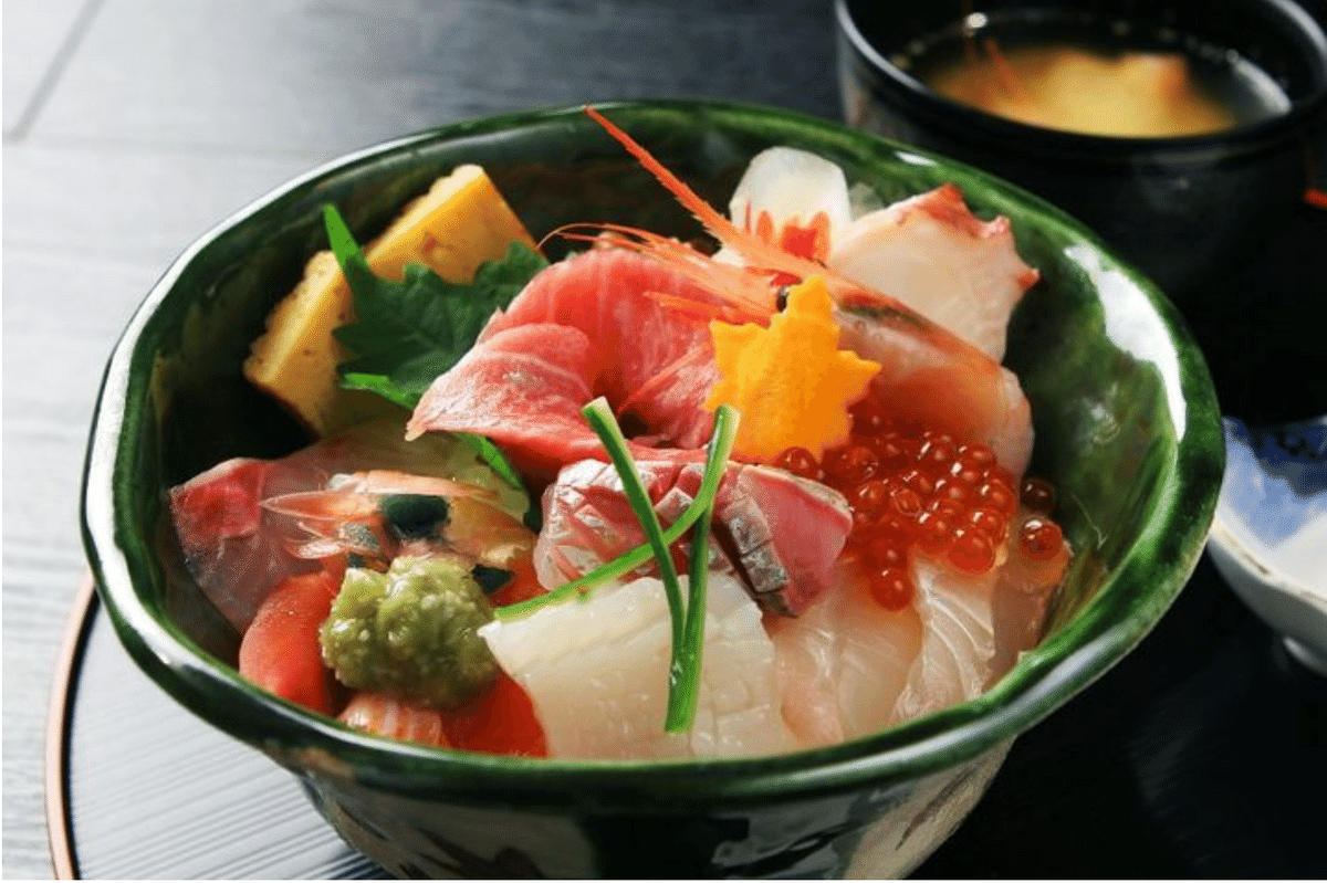 《プロ監修》海鮮丼に醤油かけていない？→それ、“もったいない食べ方”かも！ | TRILL【トリル】