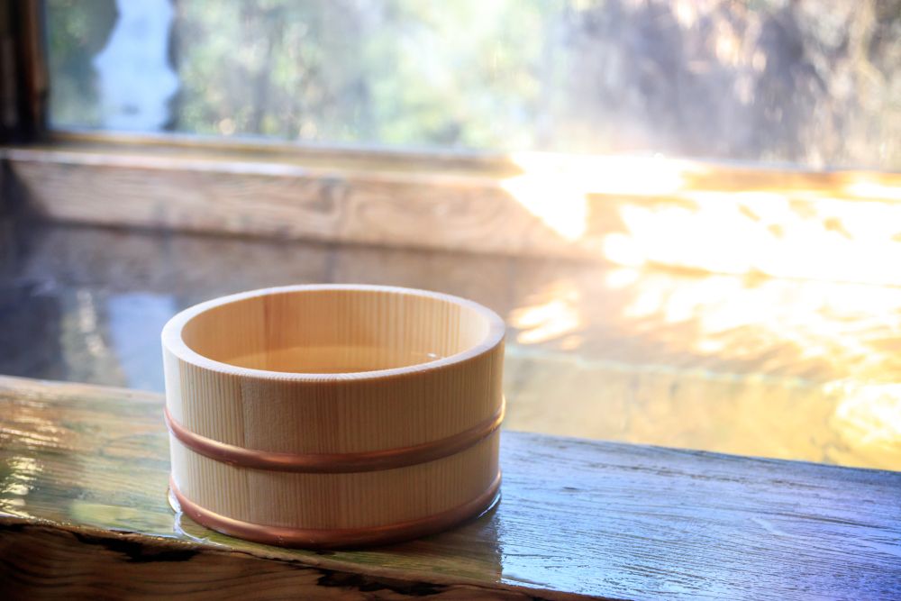 迷惑客だと思われてるかも！温泉の【NG行為】をプロが解説 | TRILL【トリル】