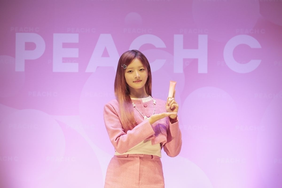 IVE REIが「桃フェイス」をテーマにしたメイクで登場♡PEACH Cでのイベントの様子をお届け！ | TRILL【トリル】