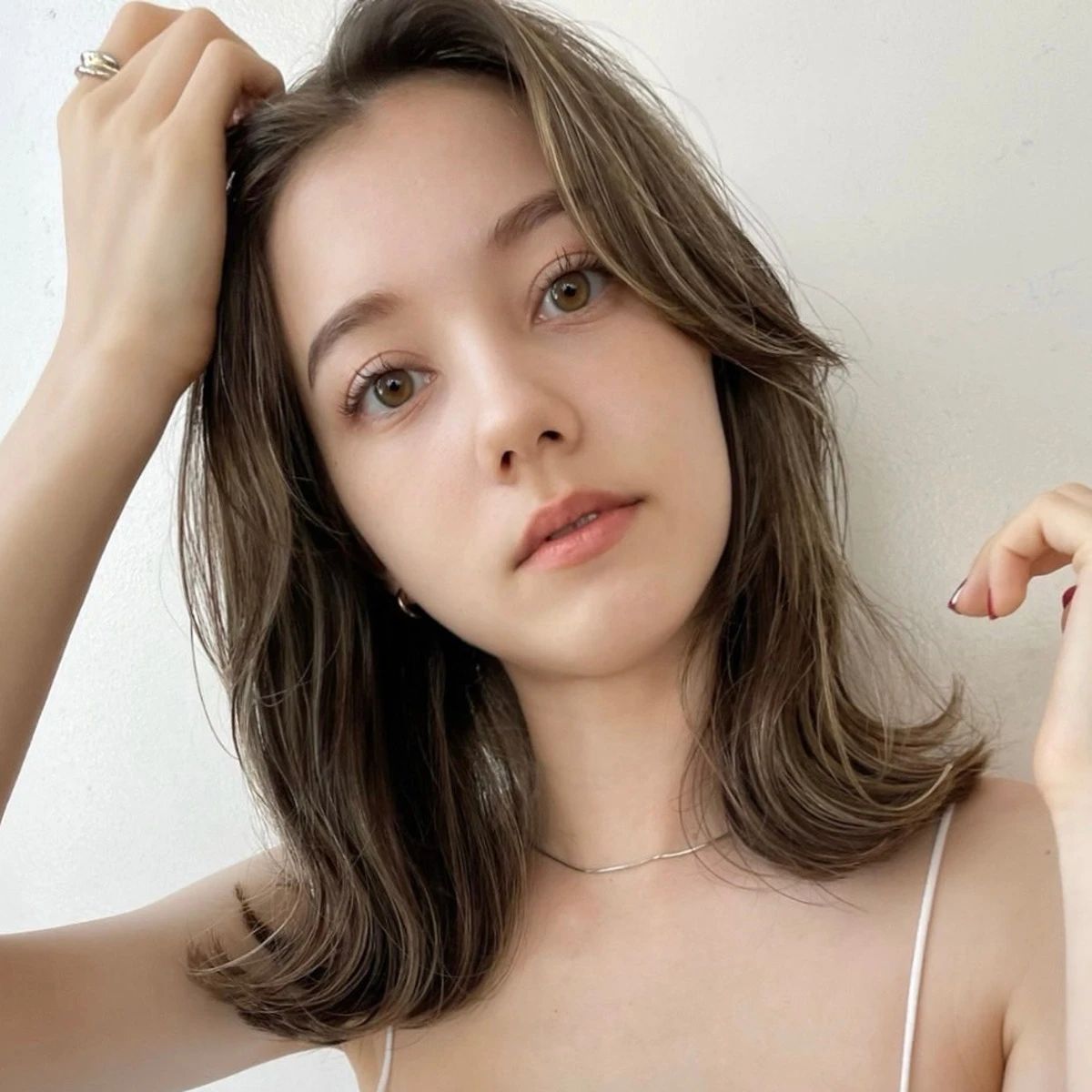 【30代・40代に似合う髪型】髪悩みをカバーしながらおしゃれ度UP！ 上品ハイライトのミディアムヘア | TRILL【トリル】