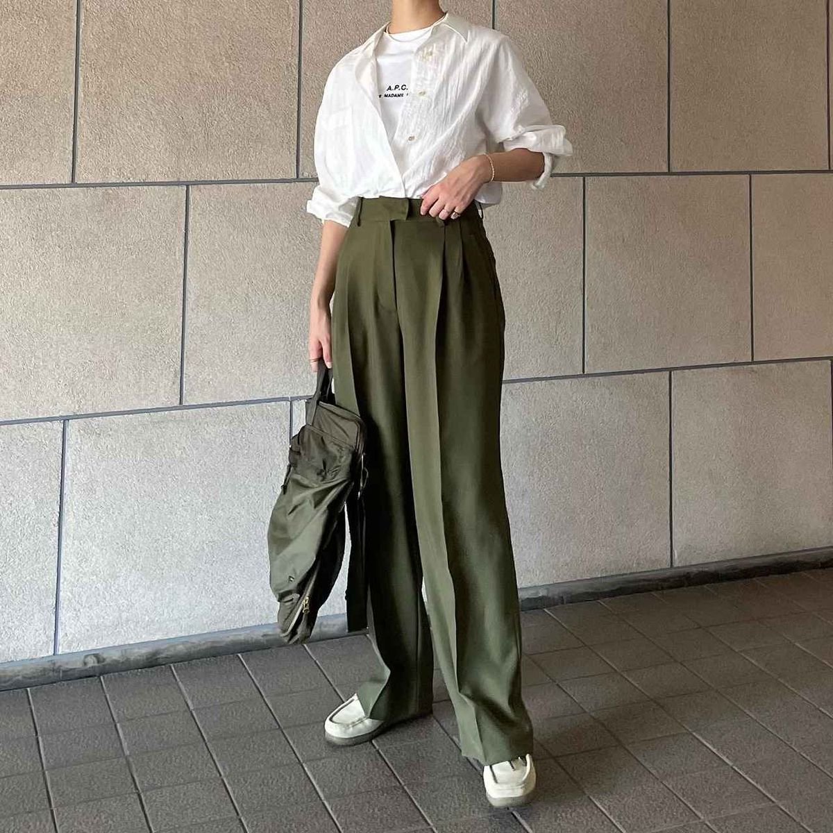 秋服買うなら →【カーキパンツ】一択♡ 大人っぽく決まる！「カーキパンツコーデ」 | TRILL【トリル】