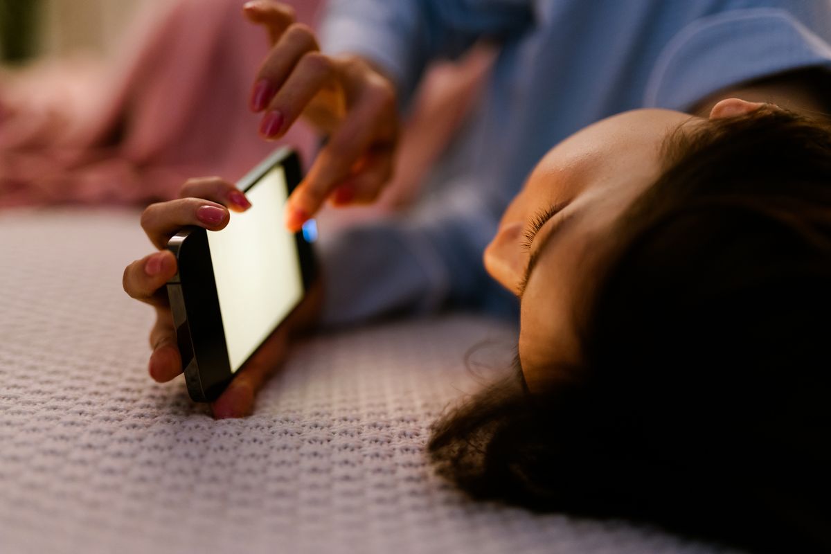 「寝る前のスマホ、やめられない」→【iPhone】“無料でブルーライトカット”する方法あるよ！ | TRILL【トリル】