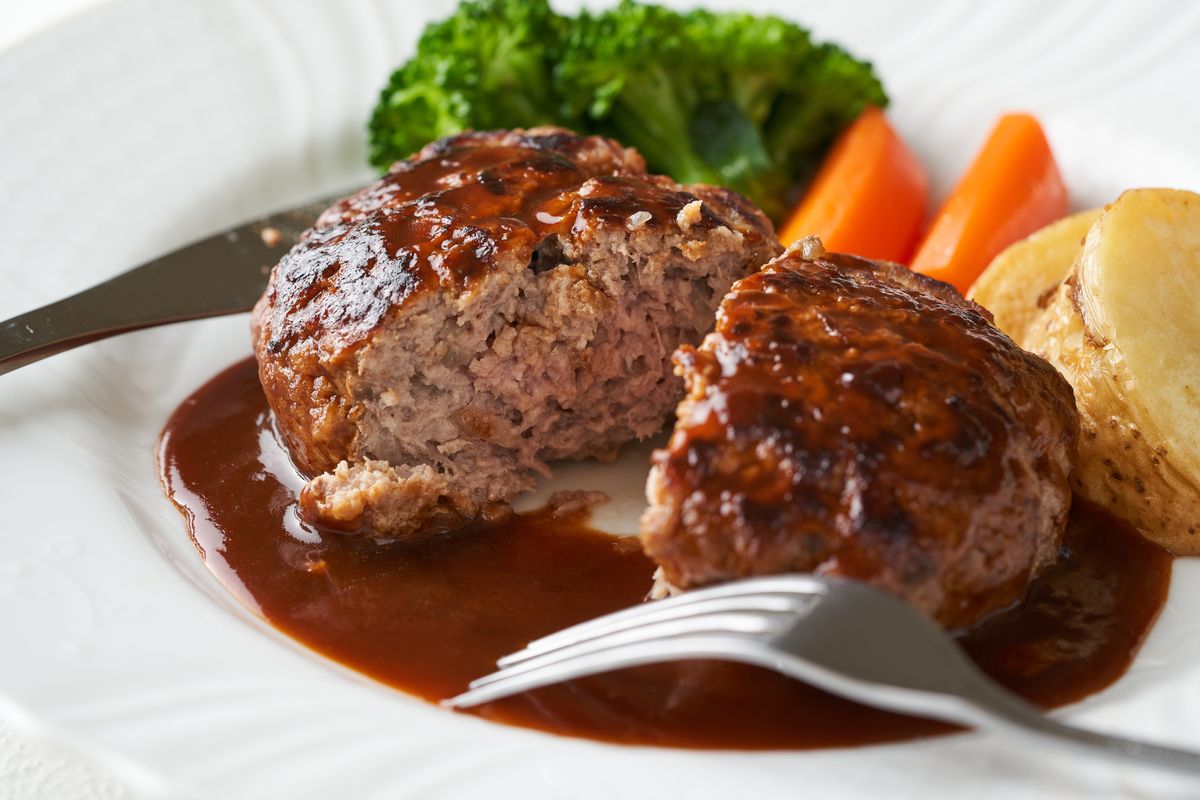 「右手に持つのはNG！」フォークとナイフの基本マナーとは | TRILL【トリル】