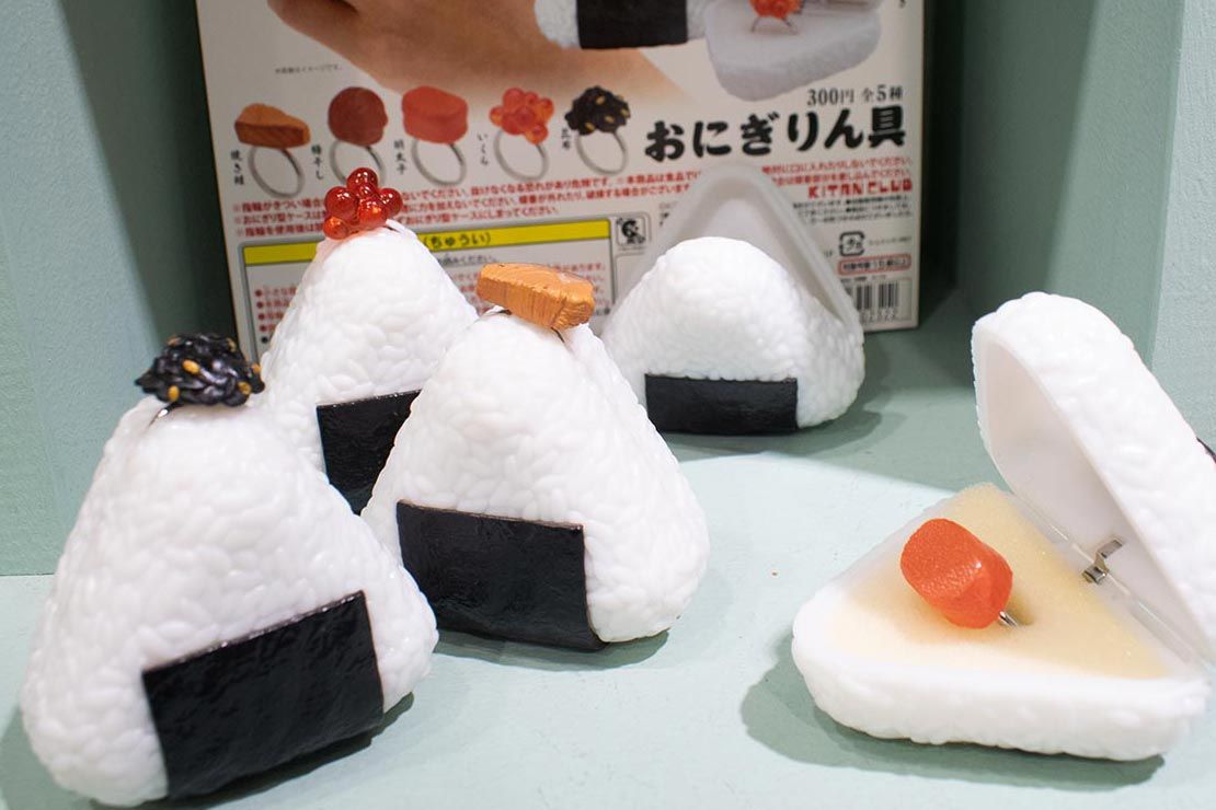 カプセルトイ「おにぎりん具」がクセ強すぎ きっかけは“プロポーズごっこ”？人気の“具材”は？ | TRILL【トリル】