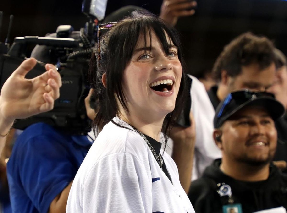 ビリー・アイリッシュが背中に『巨大タトゥー』をゲット、寝そべってお披露目【写真】 | TRILL【トリル】