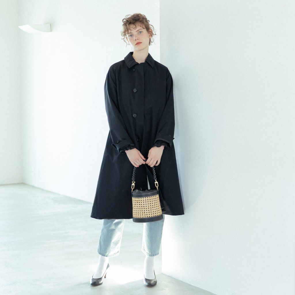 カジュアルでいてきれいなブルーデニムを黒で引き締め、パリジェンヌ風にはく【マイスタンダードブック】 | TRILL【トリル】