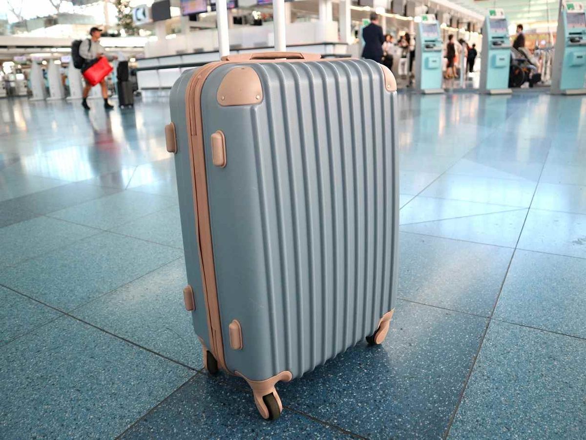 【旅の裏技】出発前にスーツケースを羽田空港に送ると楽！運送料や注意点は？ | TRILL【トリル】