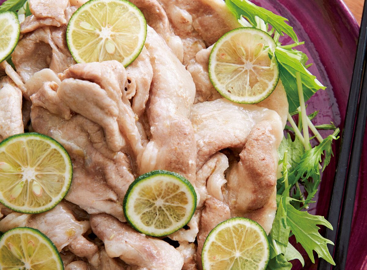 電子レンジでふっくら、絶品！『豚肉のゆずこしょう蒸し焼き』のレシピ【すだちでさっぱり】 | TRILL【トリル】