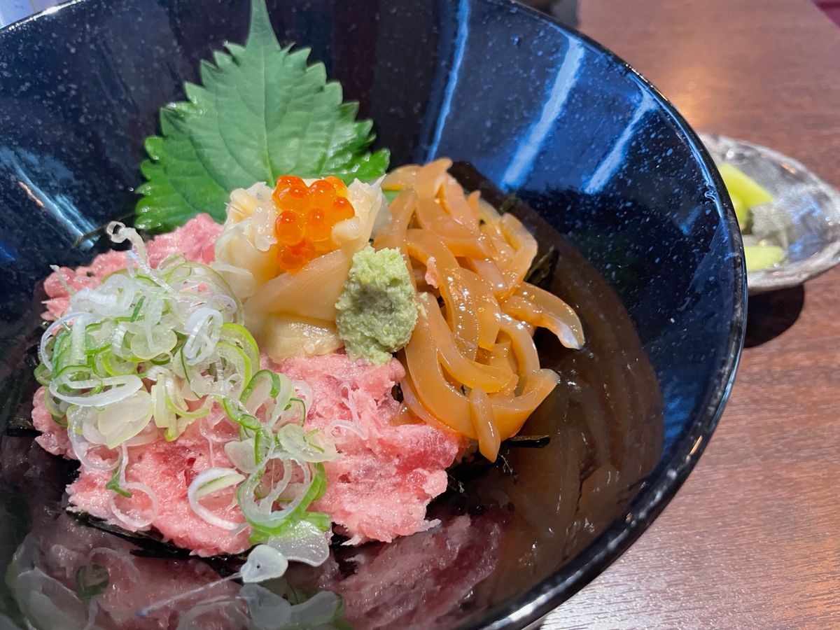 手間暇かけられた海鮮丼ランチ＠手巻き あて巻き まる酒（かけだし横丁） | TRILL【トリル】