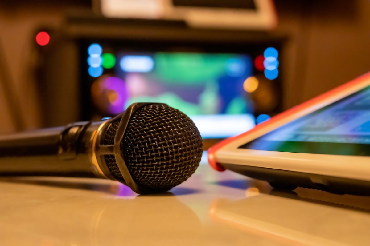 注意したい！カラオケでやらないほうがいい【NGマナー】 | TRILL【トリル】