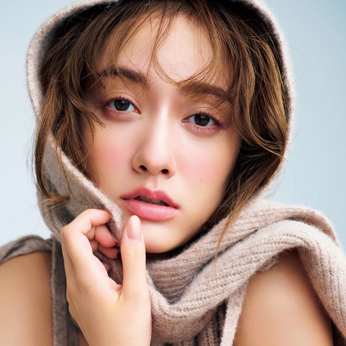 意外なチークの使い方。鼻まわりのピンクチークであどけない顔に！ 成功のコツも伝授 | TRILL【トリル】