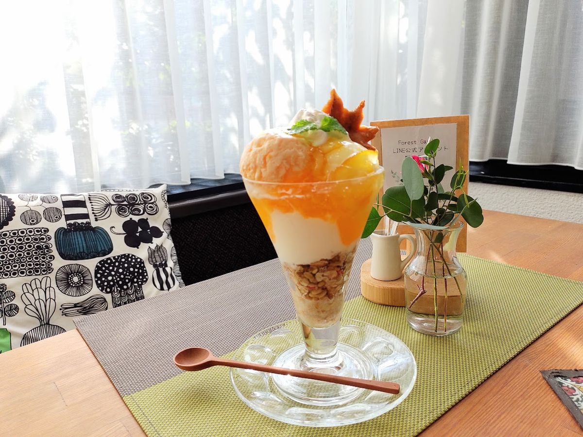 【箕面】箕面らしさたっぷり！おいしい柚子風味のパフェに紅葉の天ぷらがアクセント！カフェレストラン「フォレスト・ガーデン」 | TRILL【トリル】