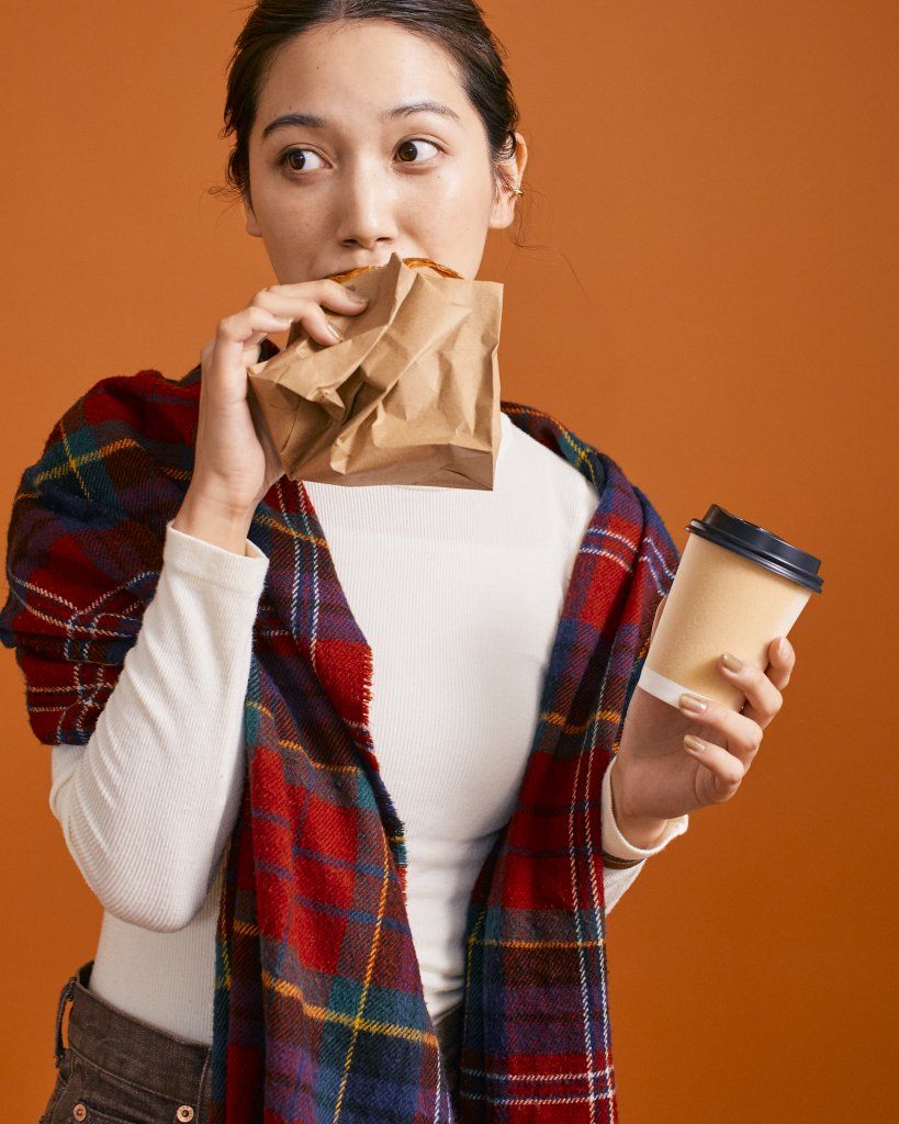 タートルネックセーターとデニムのワンツーコーデ。チェック柄のストールを主役にして【FUDGE FRIEND おしゃれさんの毎日コーディネート vol.262｜ako】 | TRILL【トリル】