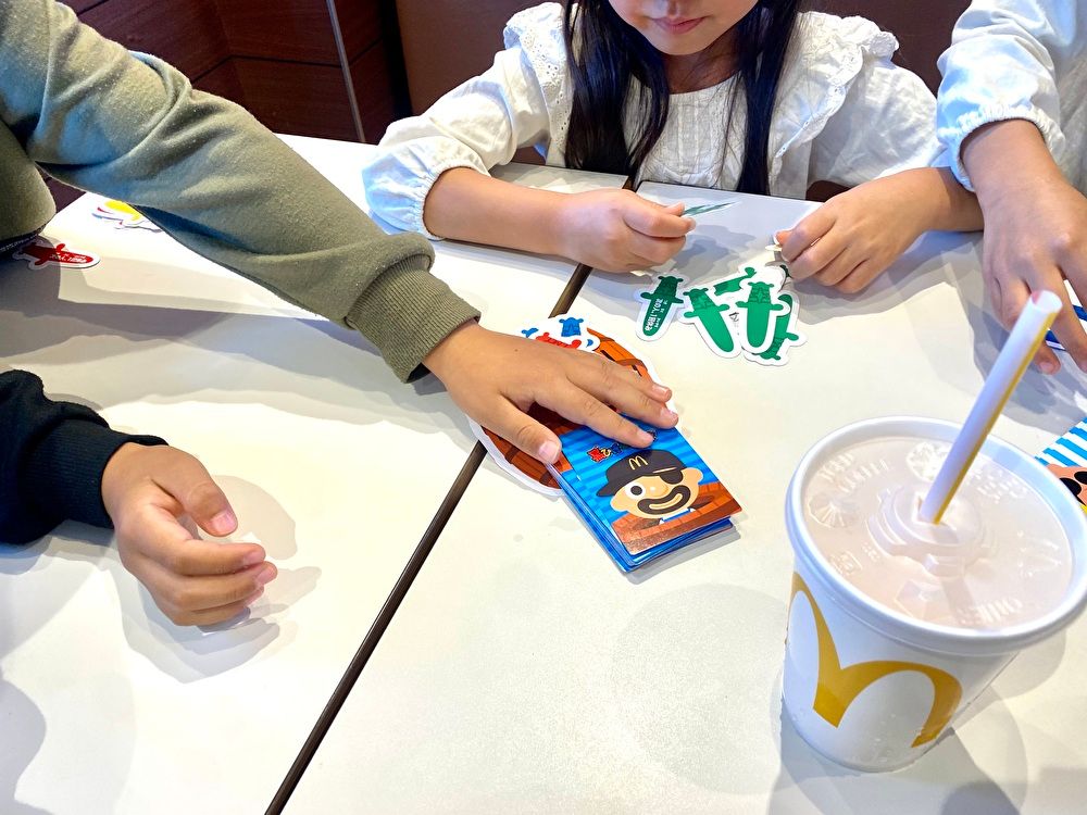 【ハッピーセット】今回は皆で楽しめちゃうあのおもちゃ！早速GET！ | TRILL【トリル】