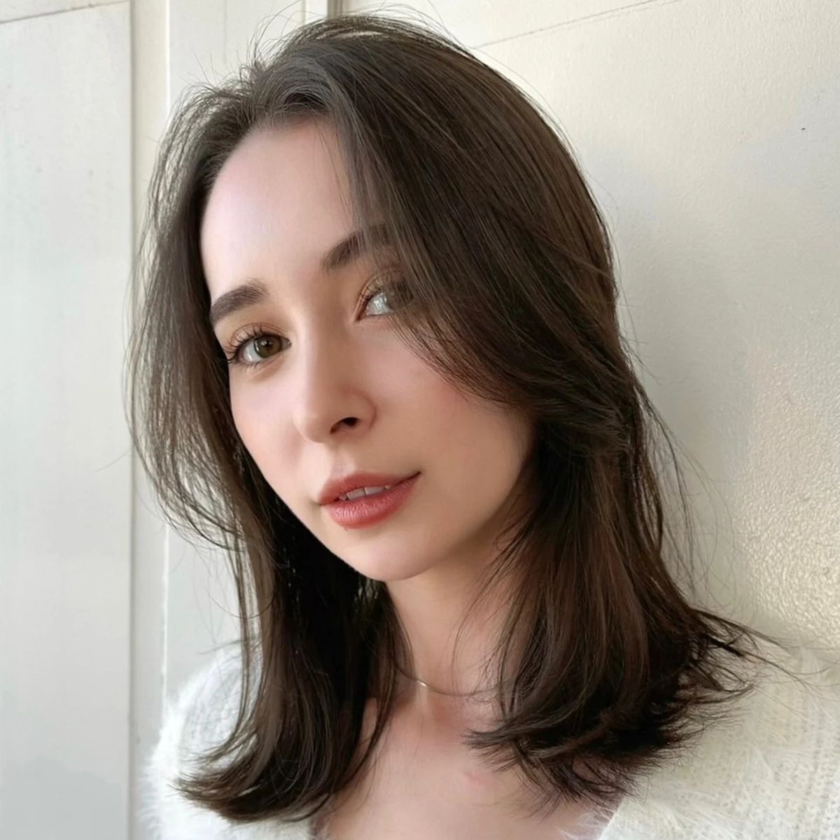 【30代・40代に似合う髪型】ほどよい色気で美人度UP！ センターパートのレイヤーミディアム | TRILL【トリル】