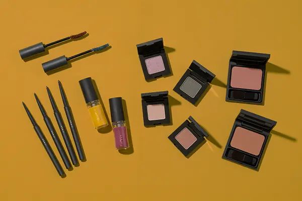 「OSAJI」初のアイライナーは陰影をつくる絶妙カラーがツボ。2024年春コレクションが楽しみでたまらない！ | TRILL【トリル】