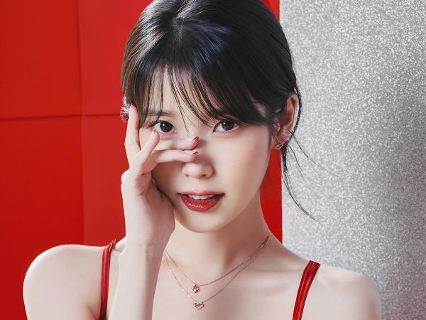 イ・ジョンソクも惚れ直す！IU、真っ赤なドレスでラブリーな魅力発揮 ホリデービジュアルに注目【PHOTO】 | TRILL【トリル】