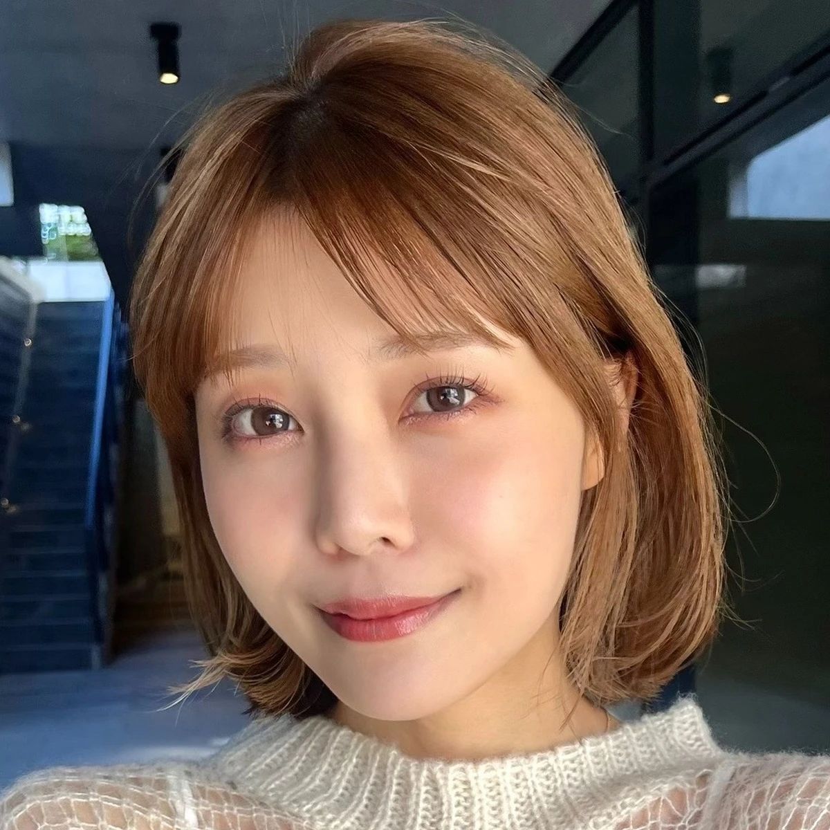 【ボリュームアップで若見え】サイドバングで横顔も綺麗！ 30代・40代に似合う大人のふんわりボブ | TRILL【トリル】