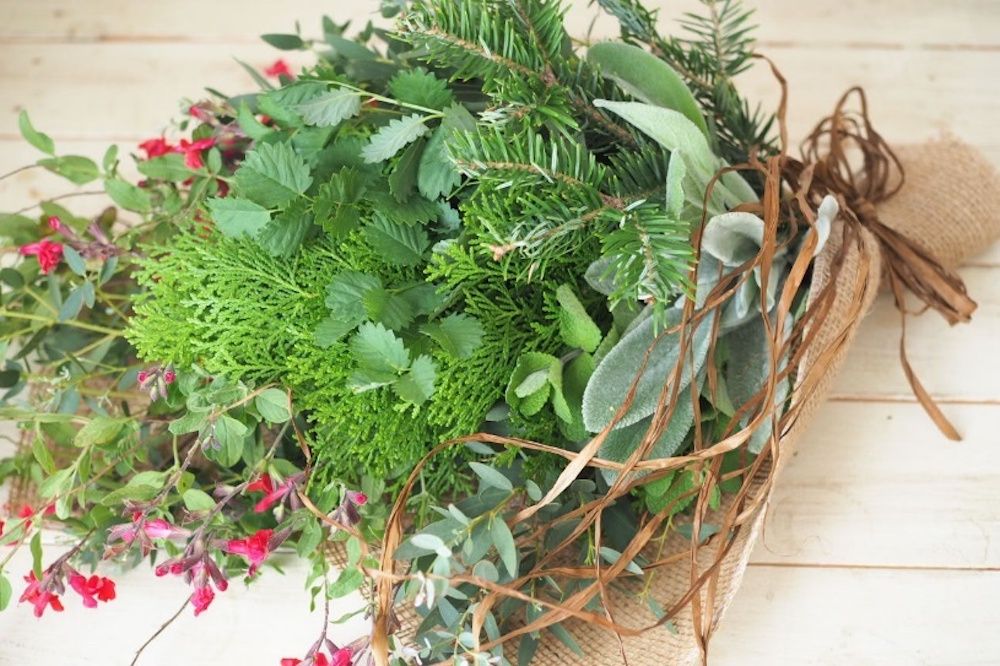 ハーブを活用して簡単に完成！ クリスマススワッグの作り方 | TRILL【トリル】