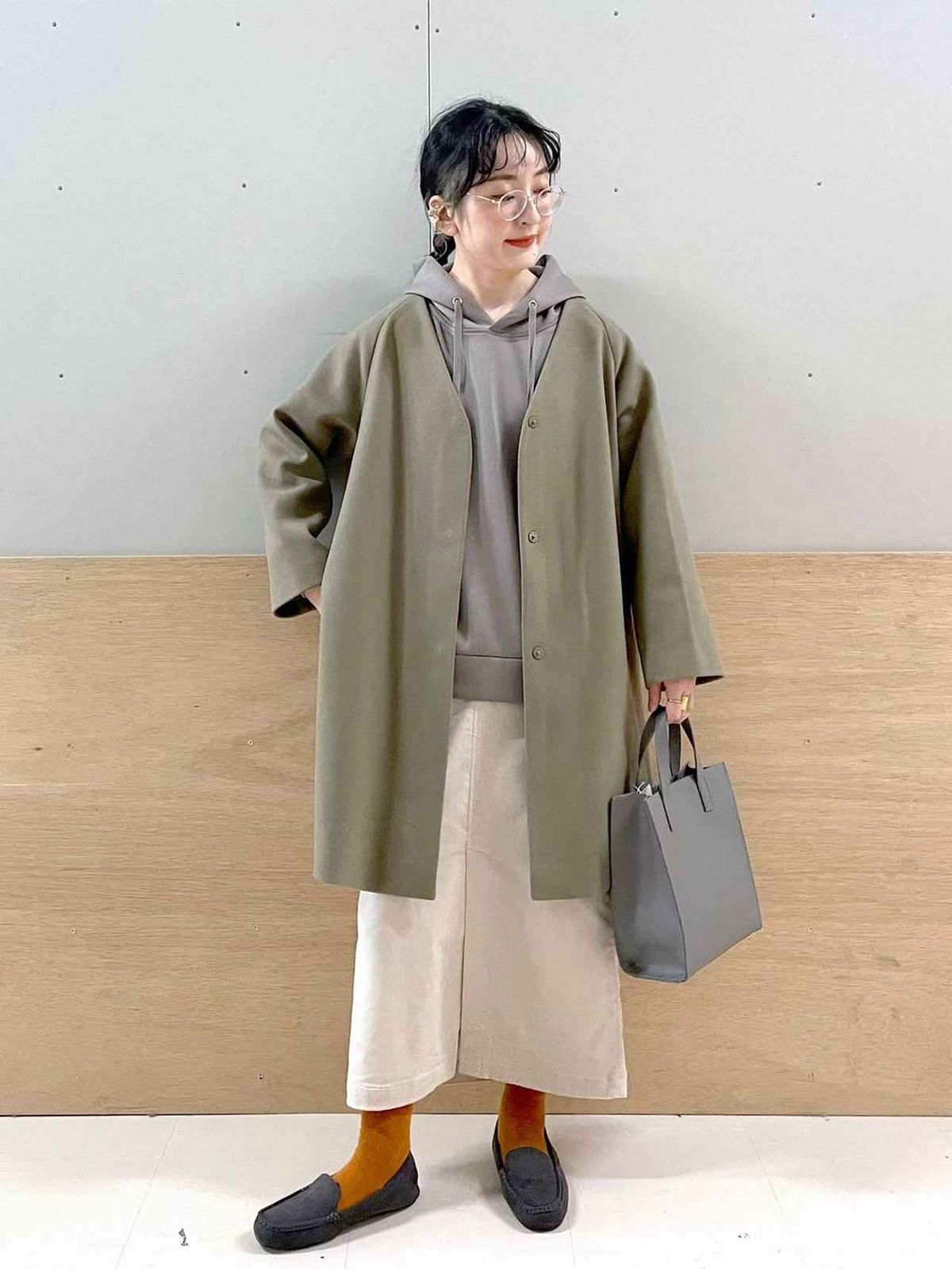 羽織るだけで垢抜ける！【トレンドカラー】大人コーデに欠かせない♡「カーキアウター」 | TRILL【トリル】