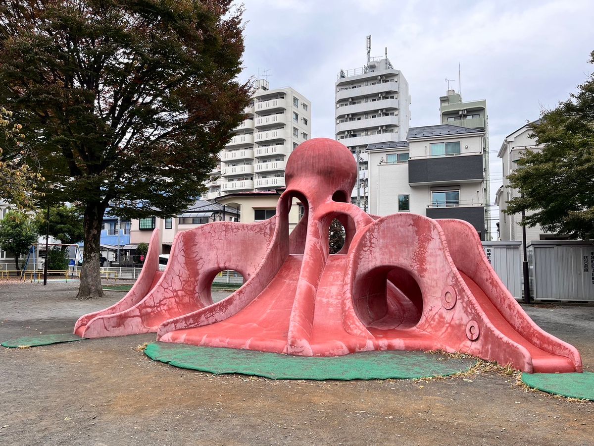 【八王子】待ち受けにする人多数！縁起のいい大きなタコ型すべり台「明神公園」 | TRILL【トリル】