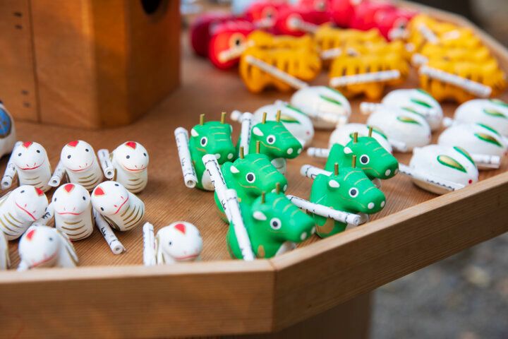 徳川吉宗が建立した「赤坂氷川神社」へ。 限定御朱印や「はりこ干支みくじ」を目当てに | TRILL【トリル】