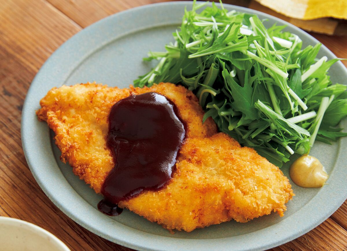 たたいてやわらか！少ない油で作る『鶏むねわらじカツ』レシピ【ボリュームカツをヘルシーに】 | TRILL【トリル】