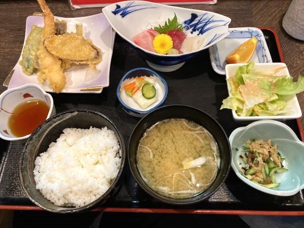 天ぷらも刺身も食べられる定食がデザート付きで980円「どん亭」 | TRILL【トリル】