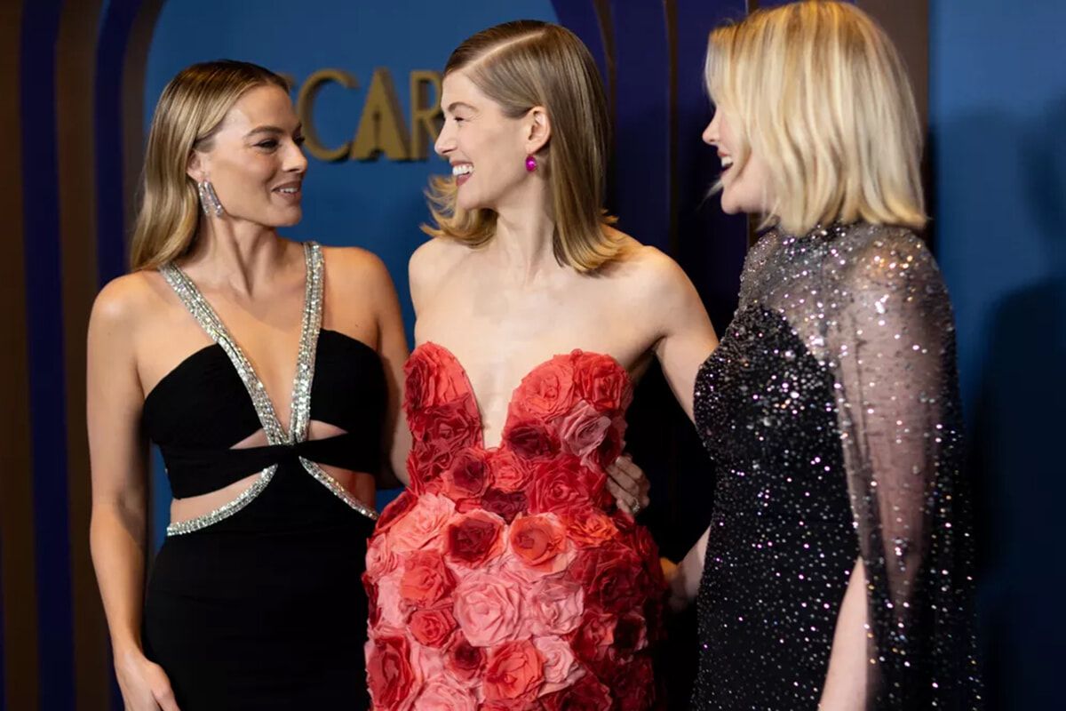 エマストーンは肩出し＆大胆にお腹見せドレスで！2024年ガバナーズ賞、セレブたちが見せた美しいドレス姿 | TRILL【トリル】