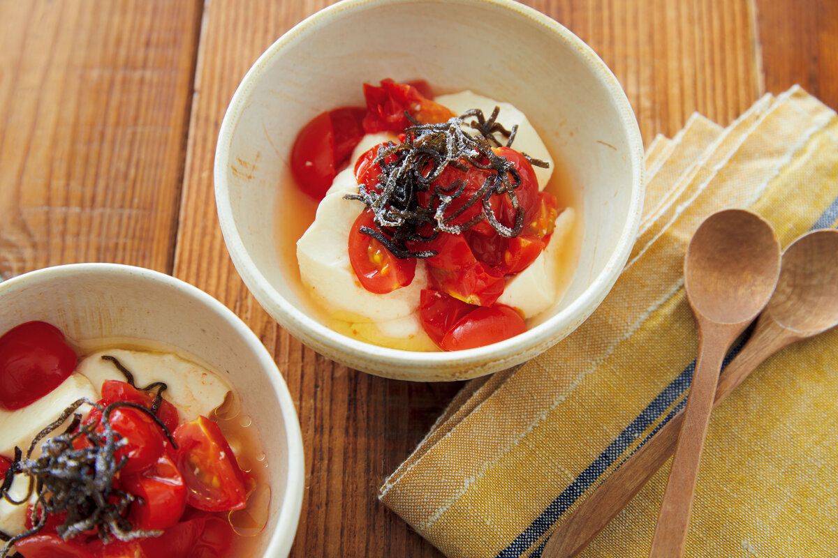 レンジ3分でうまうま！『ミニトマトと塩昆布の温やっこ』のレシピ【ごま油風味】 | TRILL【トリル】